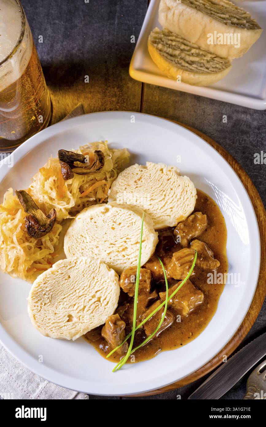 Tschechisches Gulasch Mit Knodel