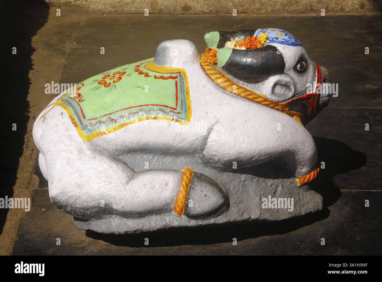 Stein geschnitzt und bunt bemalt Nandi, ein Stier, Fahrzeug von Lord ...