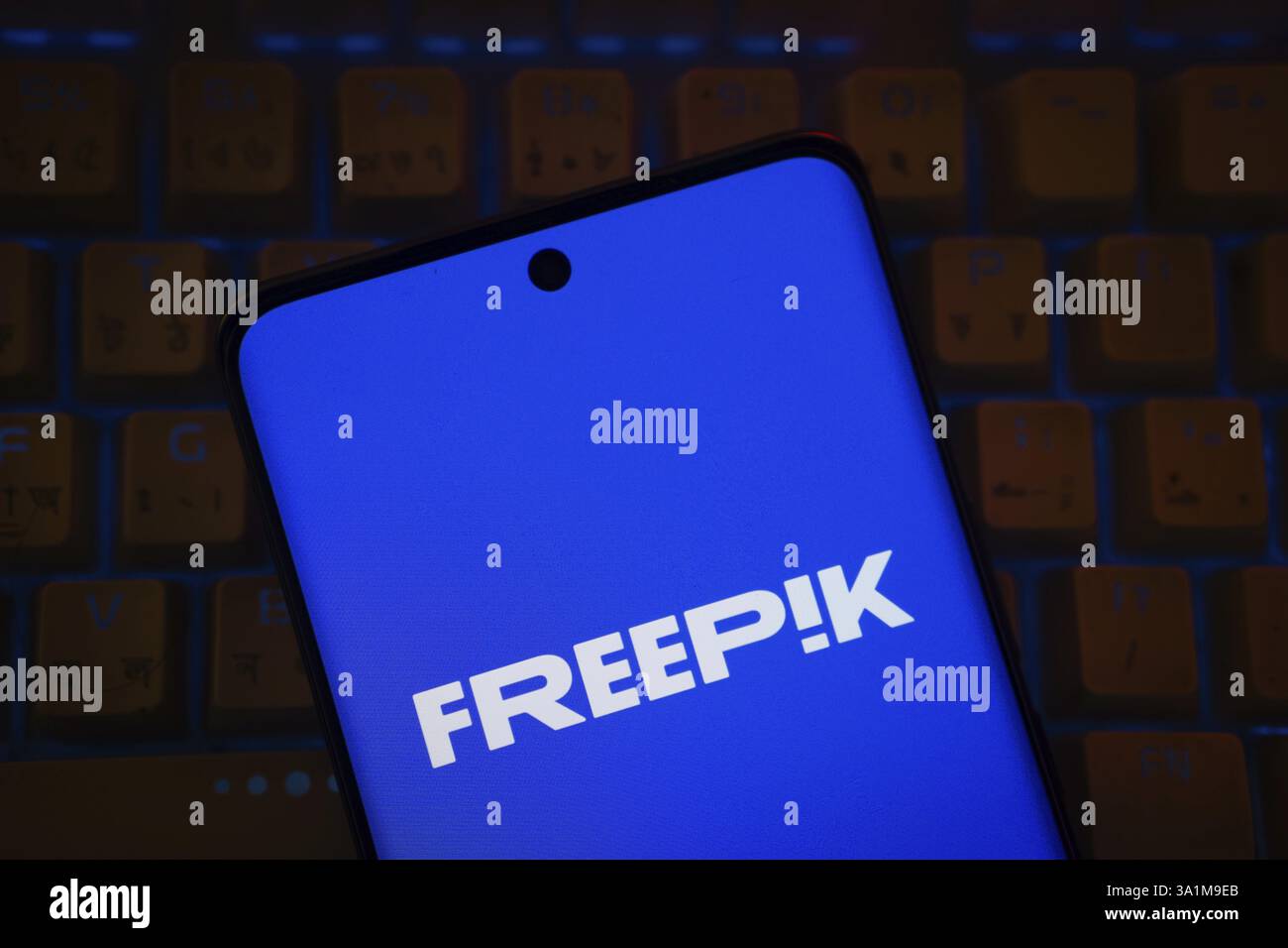Dhaka, Bangladesch, 08. März 2025: Das Freepik-Logo wird auf einem ...