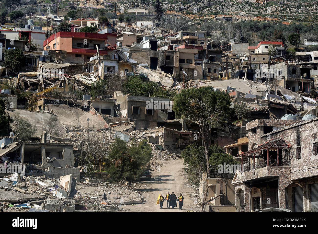 Kfarkela, Libanon. März 2025. Eine schiitische muslimische Familie geht ...