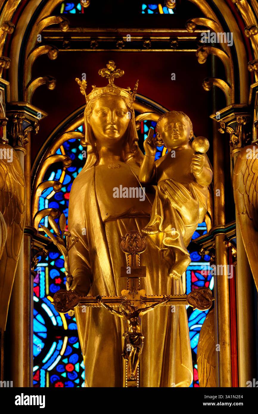 Amiens, FRANKREICH, 15. Februar 2025: Goldene Statue der Heiligen Jungfrau Maria, die das Baby ...