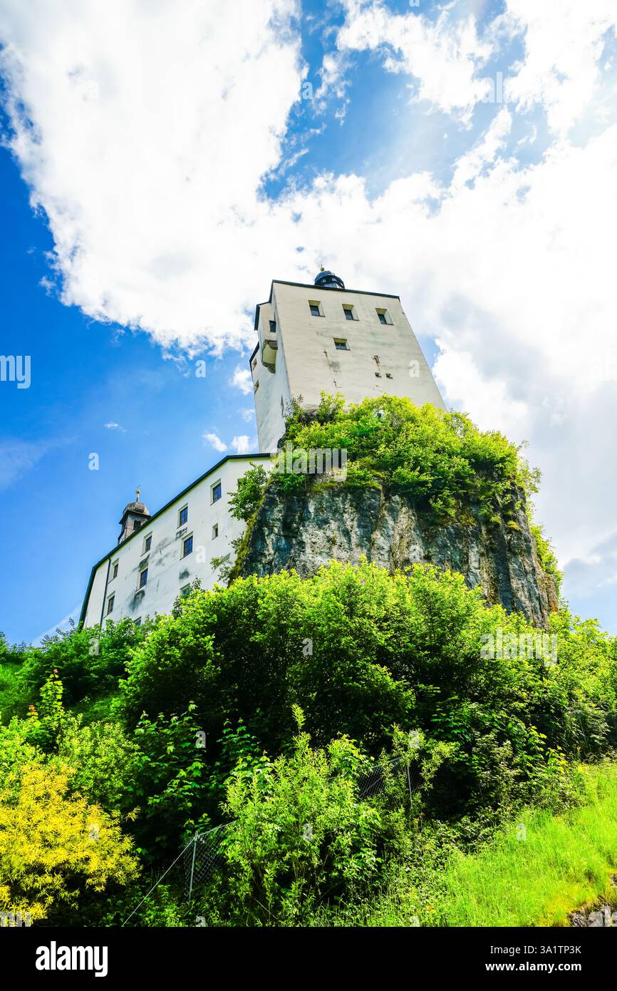 Blick auf Schloss Mariastein in Tirol. Landschaft mit einer alten Burg ...