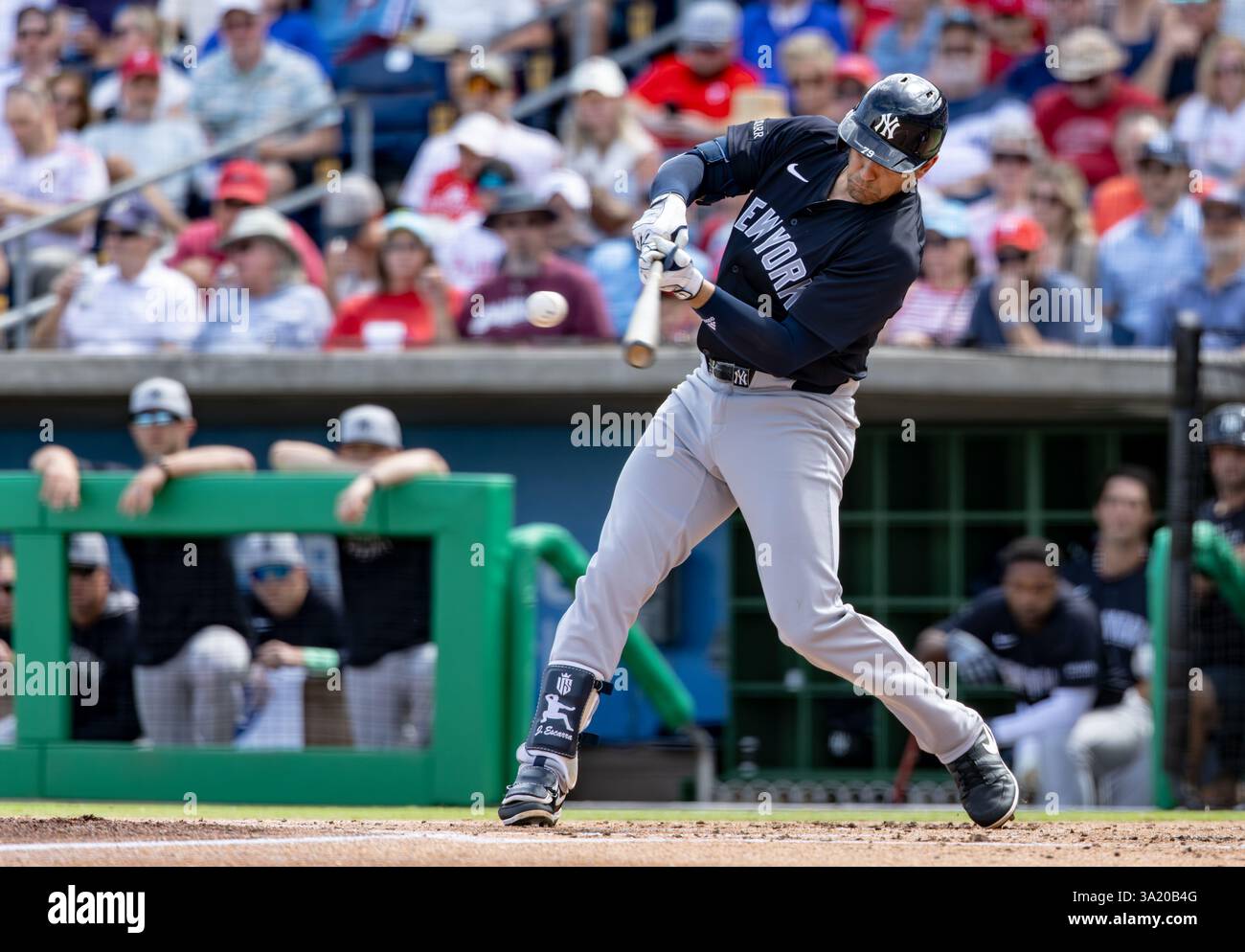 Der von New York Yankees ernannte Hitter JC Escarra nimmt Kontakt mit ...