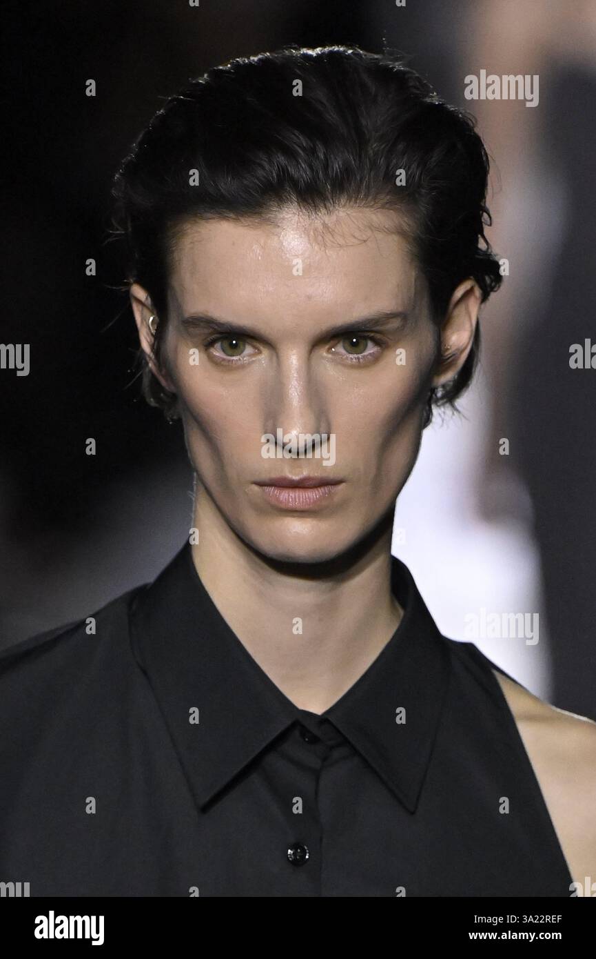 Paris, Frankreich. März 2025. Model Marte Mei van Haaster ist auf dem ...