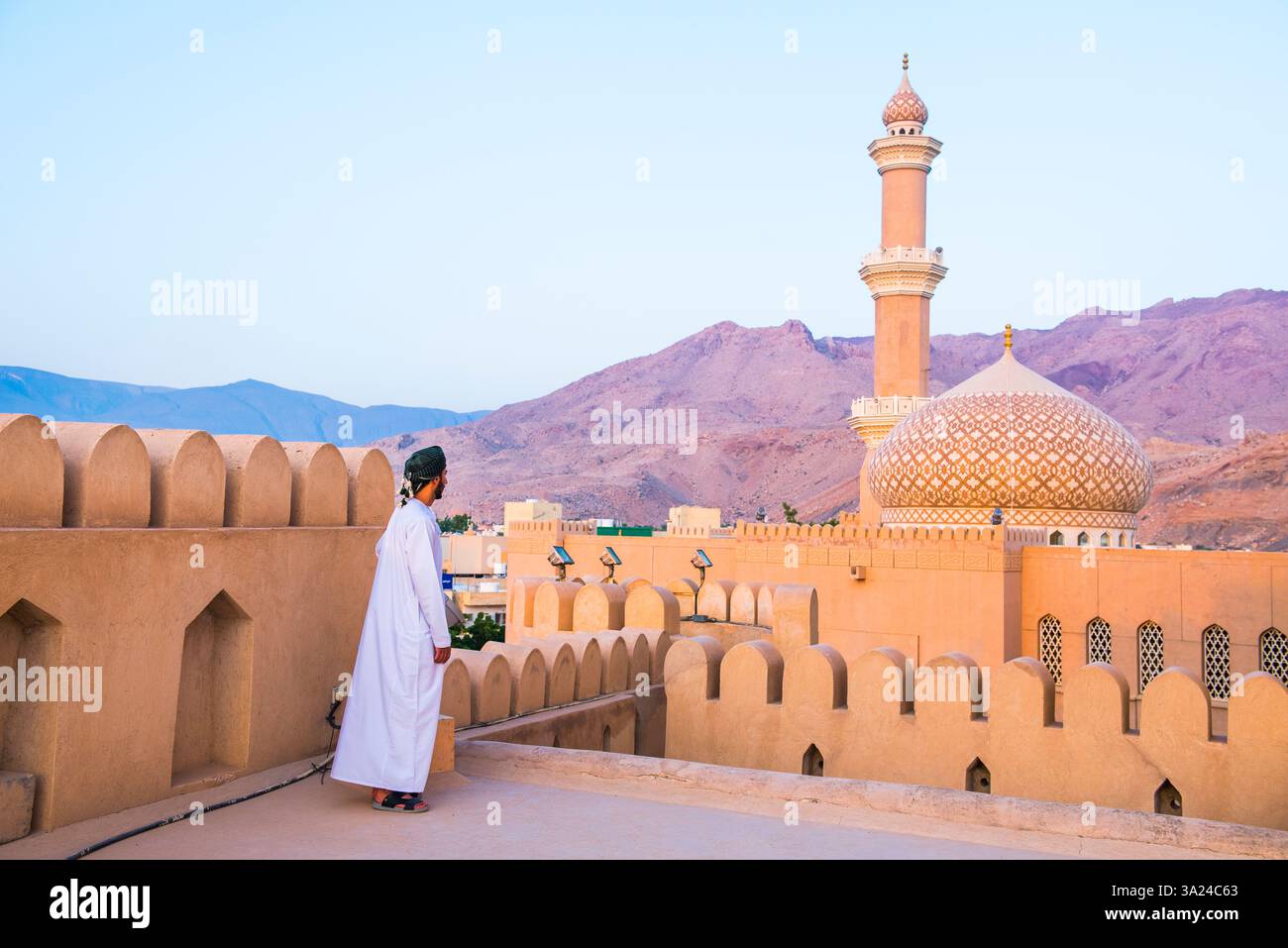 Abdullah, Museumsführer, posiert im Fort Nizwa, Region Ad Dakhiliyah ...