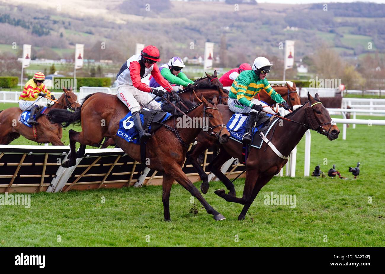 Jimmy du Seuil wurde von Danny Mullins (links) auf dem Weg zum Sieg der ...
