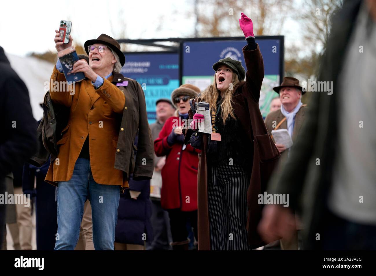 Racegoer reagieren auf den Debenhams Johnny Henderson Grand Annual ...