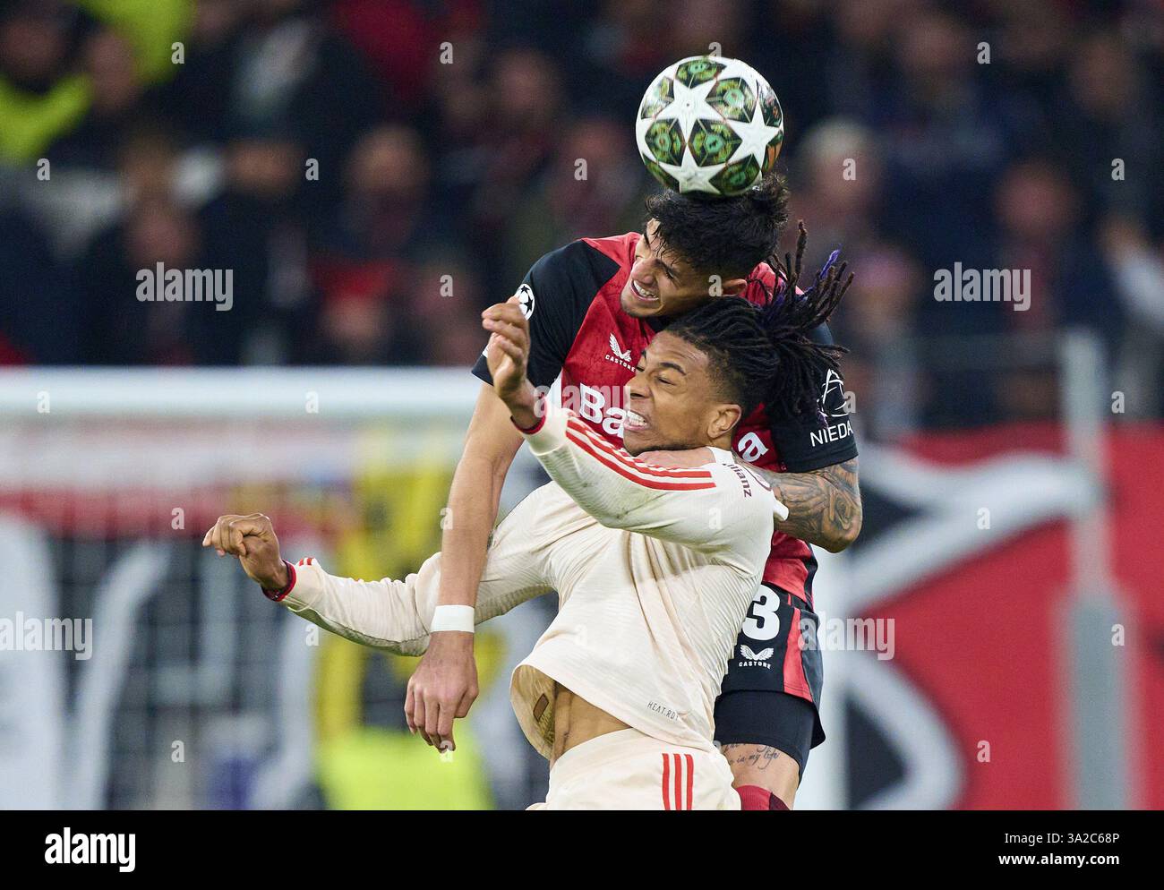 Michael Olise (FCB 17) tritt um Ball, Tackling, Duell, Header ...