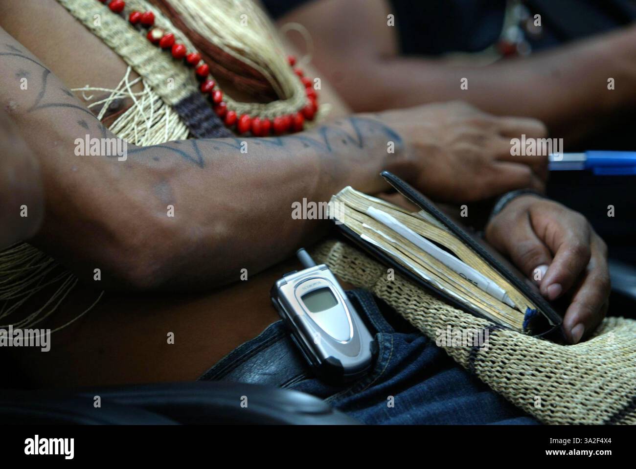 SPRINGEN SIE AN ZWEITER STELLE -- Ein Huaorani-Indianer sitzt im ...