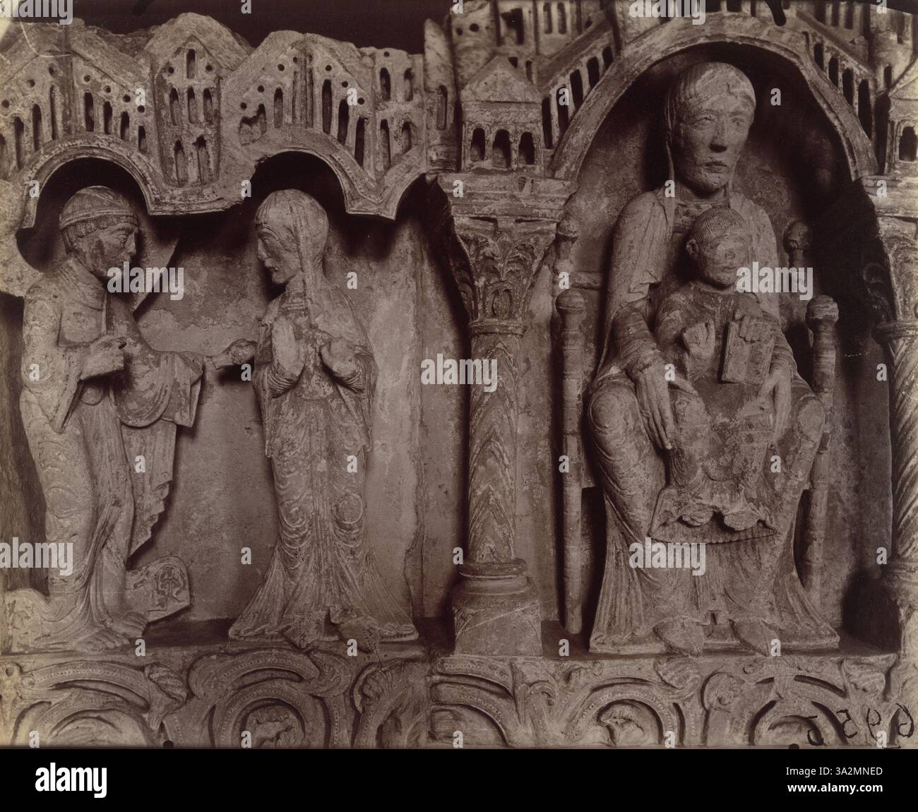 Diese Fotografie von Eugène Atget aus dem Jahr 1921 zeigt den Retabel (Altarbild) des 12 ...