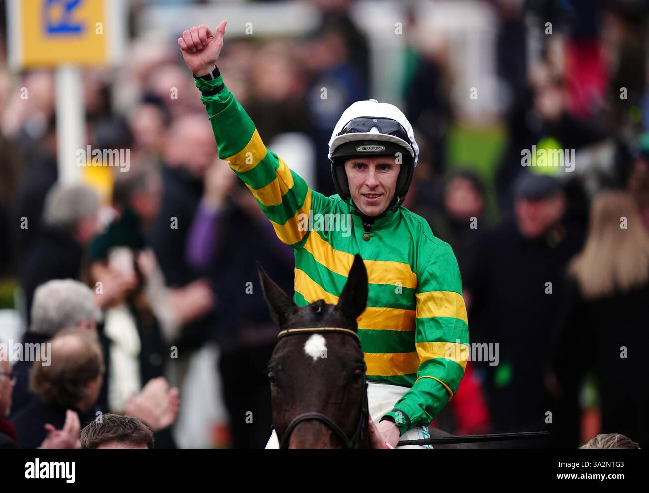 Mark Walsh an Bord von Fact to File, nachdem er die Ryanair Chase am ...