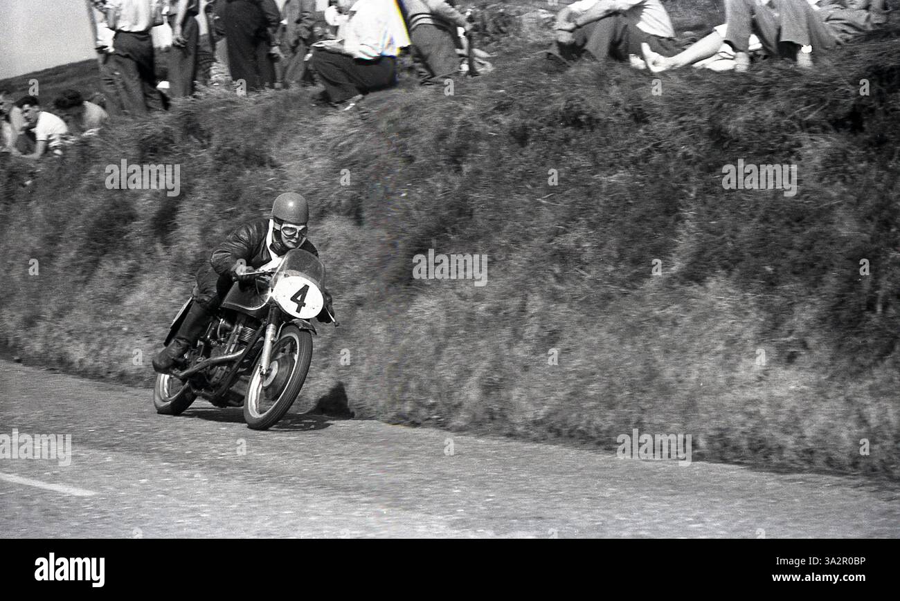 1955, Historic, Fahrradfahrer auf der Hügelstrecke des Isle of man TT ...