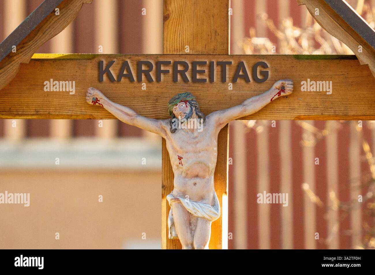 Bayern, Deutschland - 13. März 2025: FOTOMONTAGE, ein Holzkreuz mit der Inschrift Karfreitag und ...