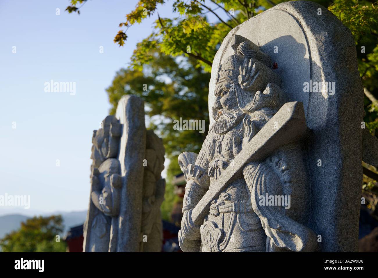 Gurye County, Südkorea - 3. Oktober 2021: Steinstatuen stehen in der ...