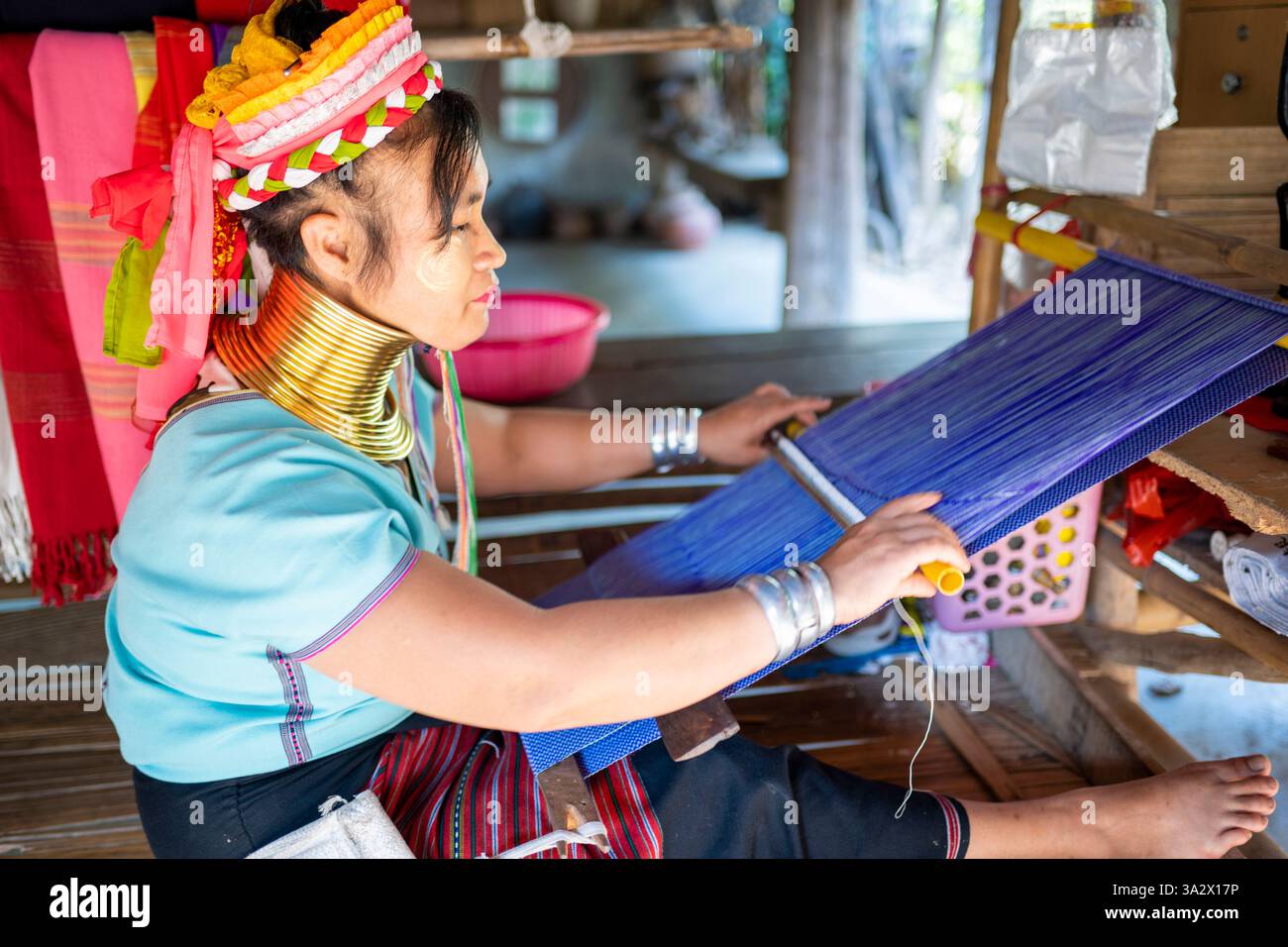 Pai, Mae Hon Song, Thailand-16. Februar 2025: Im Dorf Longneck Karen ...