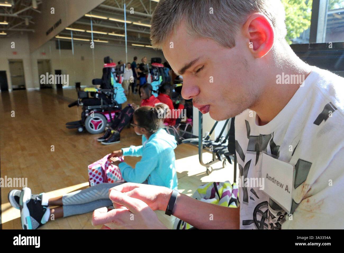 Kleines mädchen im wald -Fotos und -Bildmaterial in hoher Auflösung – Alamy