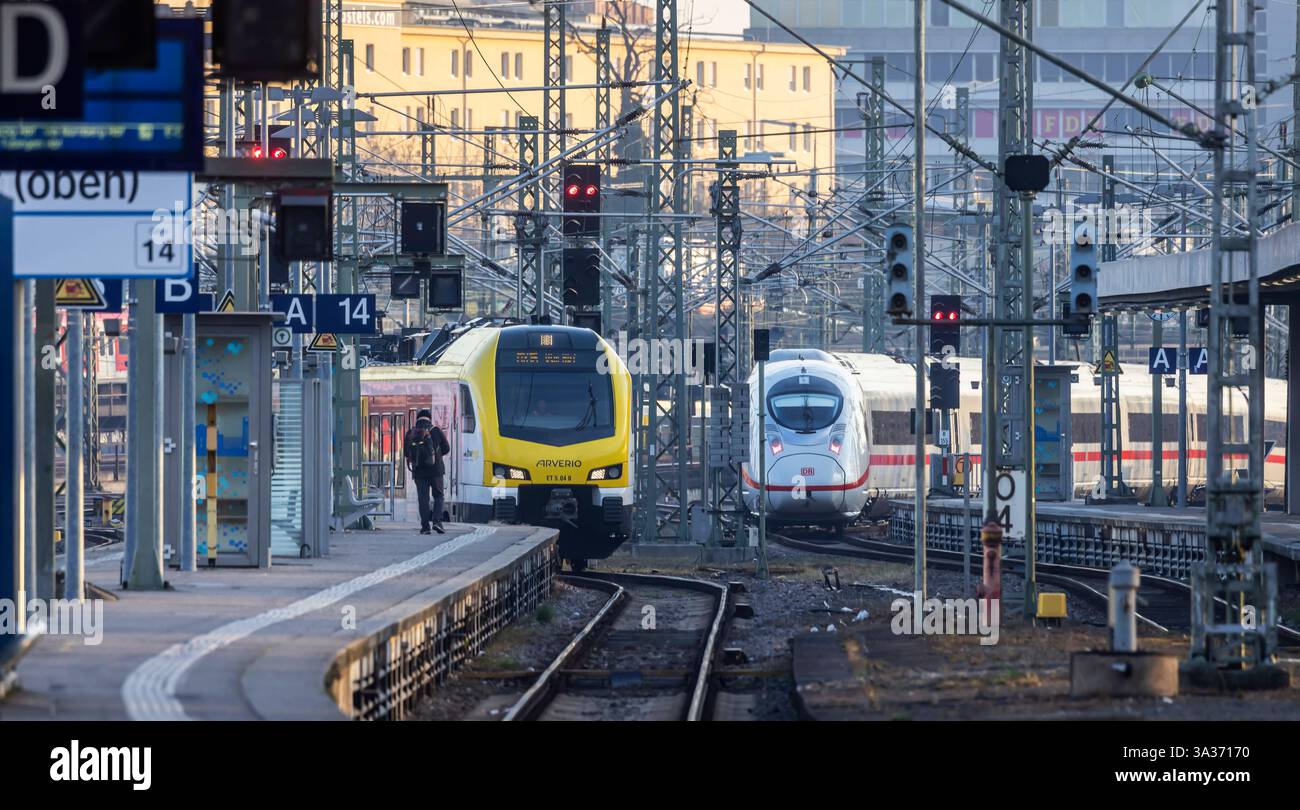Hauptbahnhof Stuttgart. Gleisvorfeld mit ICE und Regionalzug. // 10.03.2025: Stuttgart, Baden ...
