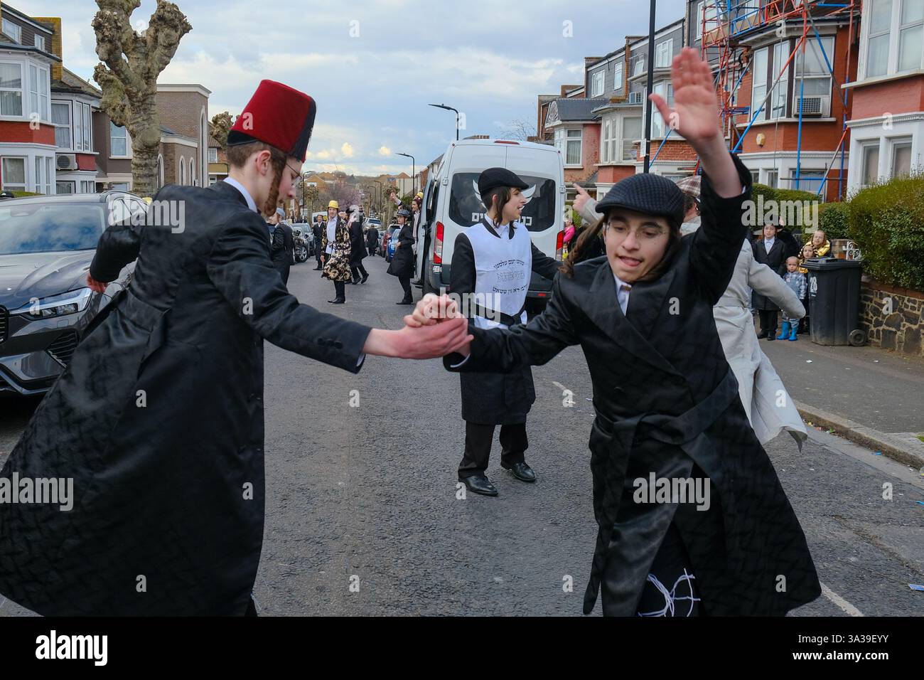 London, Großbritannien. März 2025. Die Menschen tanzen auf den Straßen ...