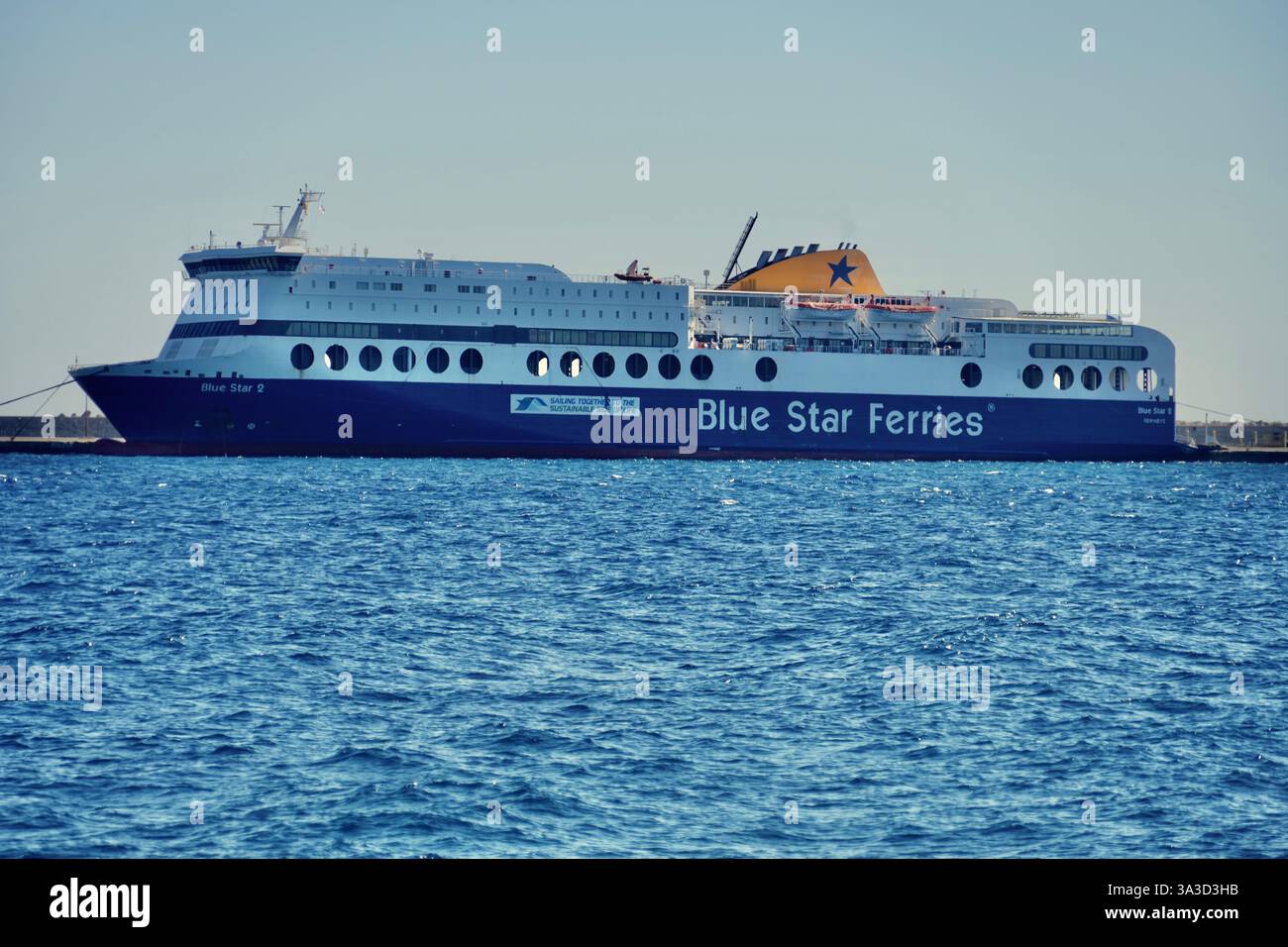 Blue Star Ferries Schiffe Blue Star 2 liegen in Rhodos Stockfotografie ...