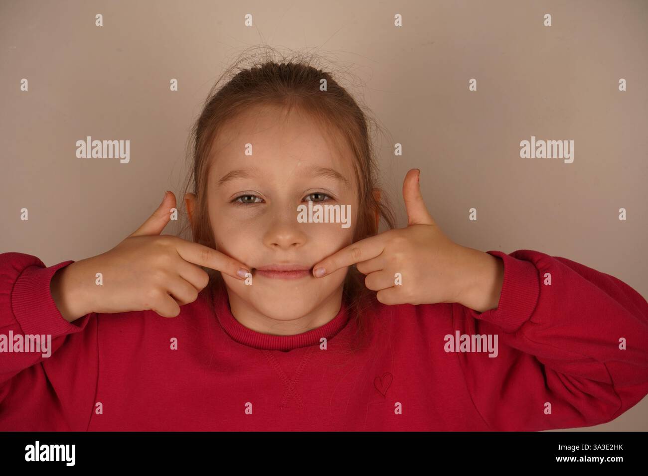 Das Mädchen legt sanft ihre Finger auf ihre Lippen, was ein Gefühl von ...