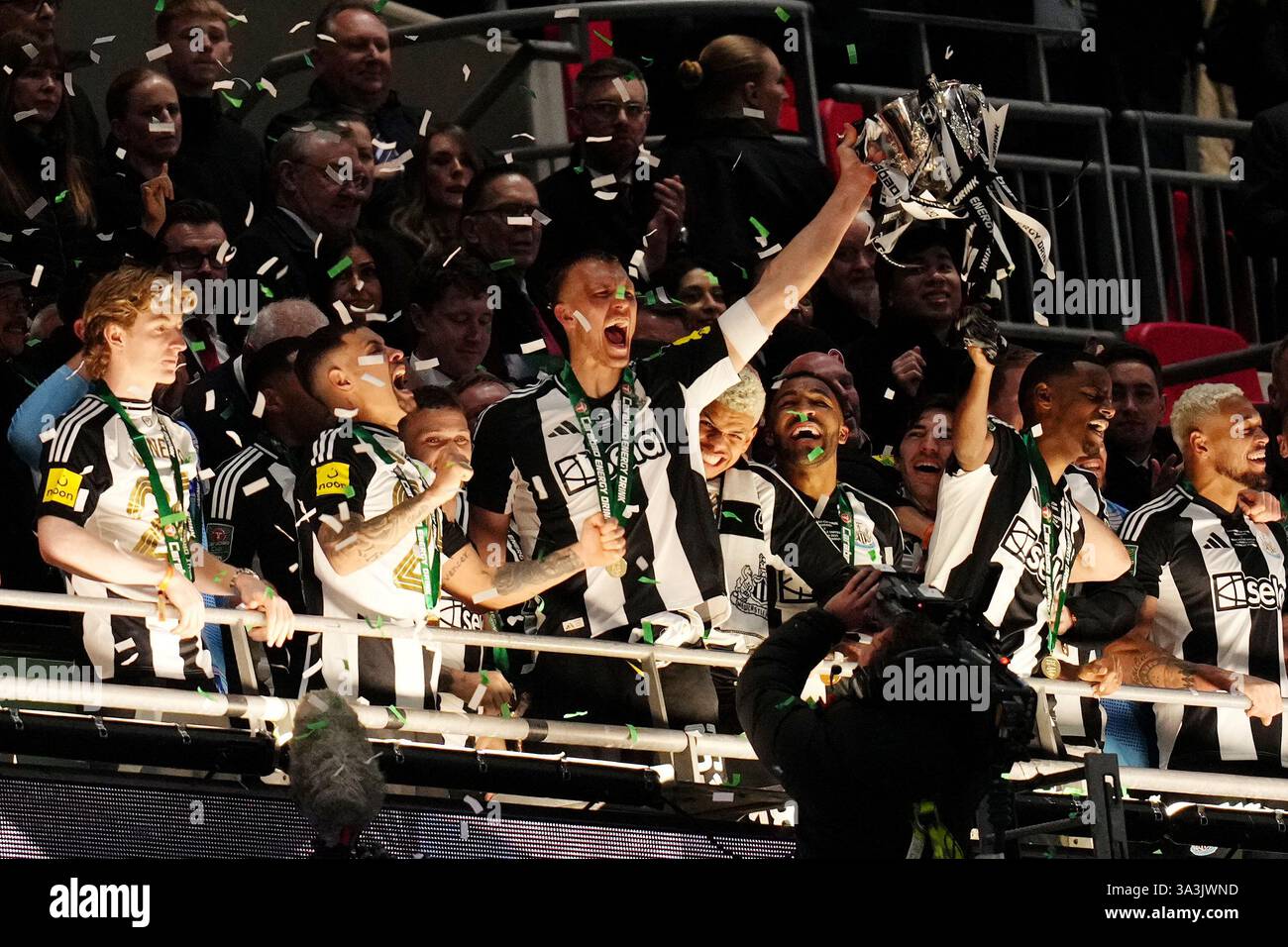 Dan Burn (Mitte) von Newcastle United hebt die Trophäe nach dem Sieg im Finale des Carabao Cups ...
