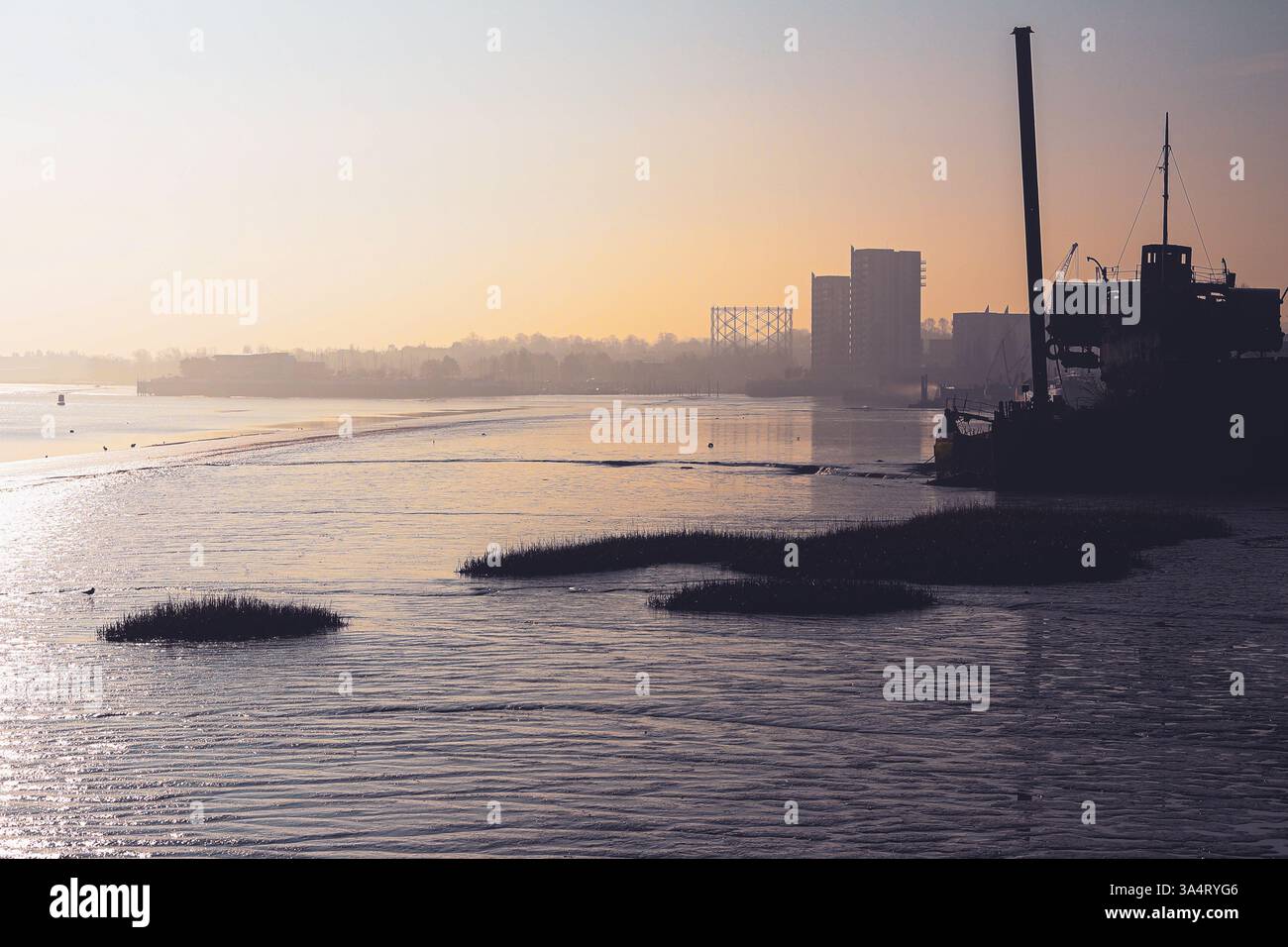 Blick über den Medway River bei Ebbe, Blick auf Gillingham Pier mit ...