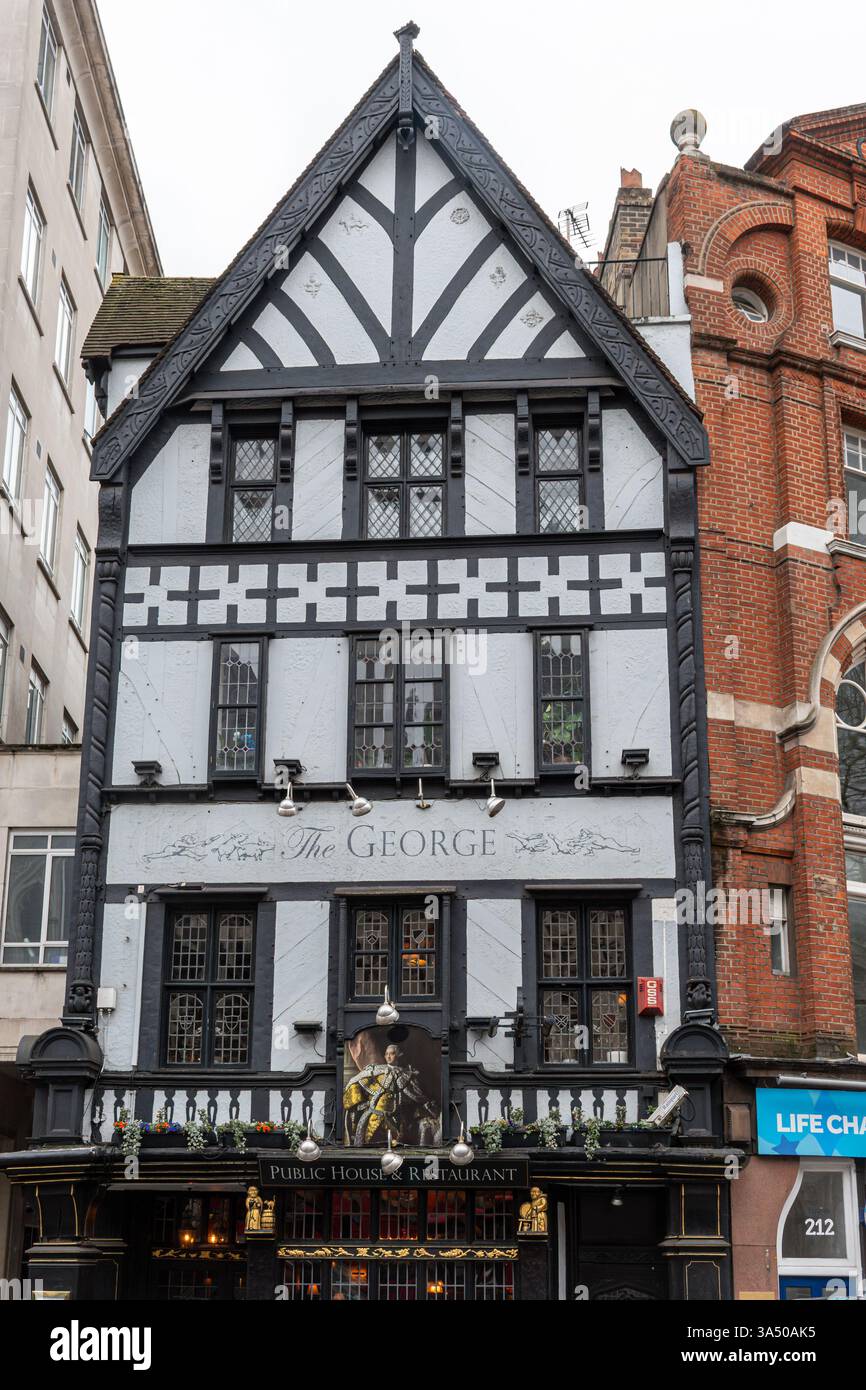 The George, ein wunderschöner alter Pub am Strand in London, England ...
