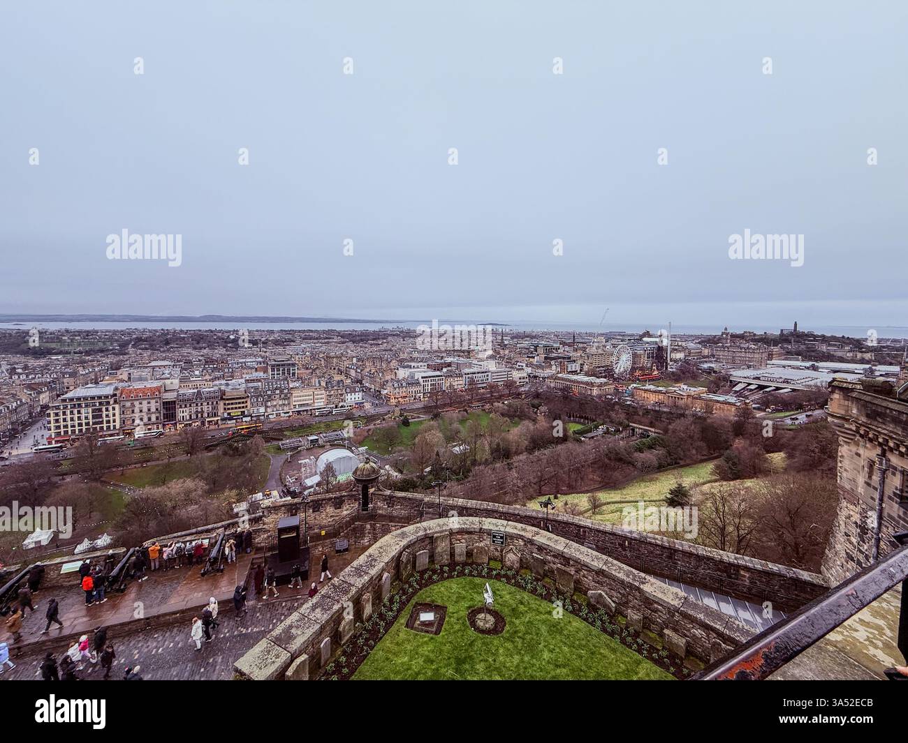 Panoramablick auf Edinburgh vom historischen Edinburgh Castle aus mit ...