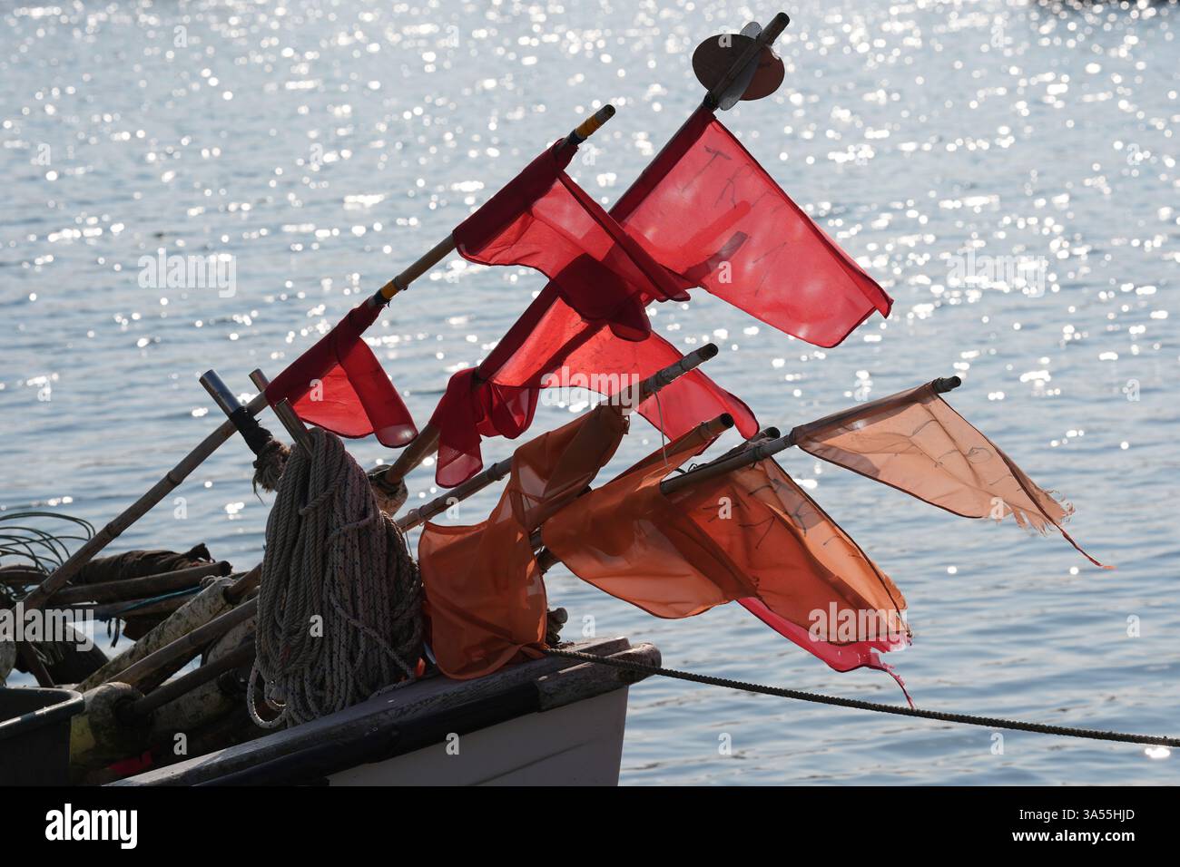 21. März 2025, Schleswig-Holstein, Lübeck-Travemünde: Fischernetzbojen ...