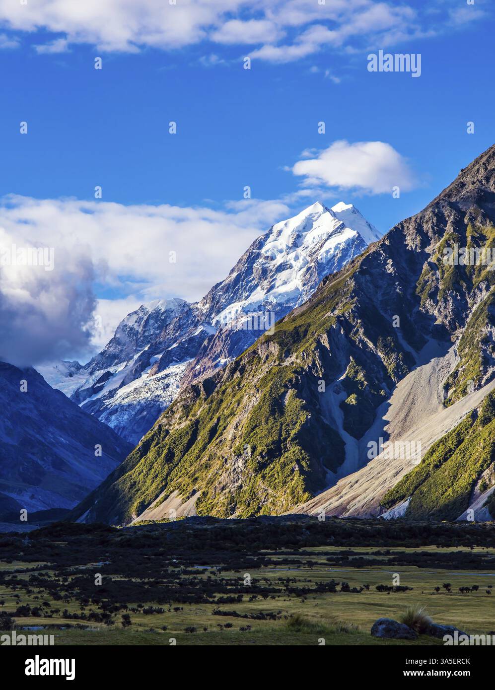 Abenddämmerung in den Tälern. Der Mount Cook National Park liegt rund ...