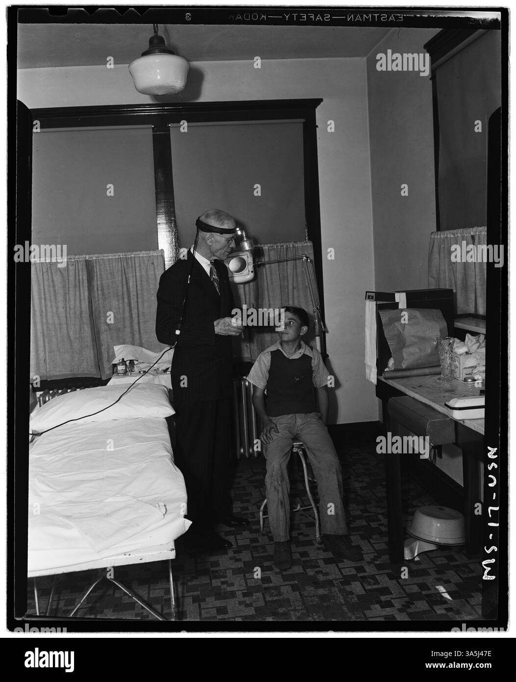 Medical practise doctor boy examination Ausgeschnittene Stockfotos und ...