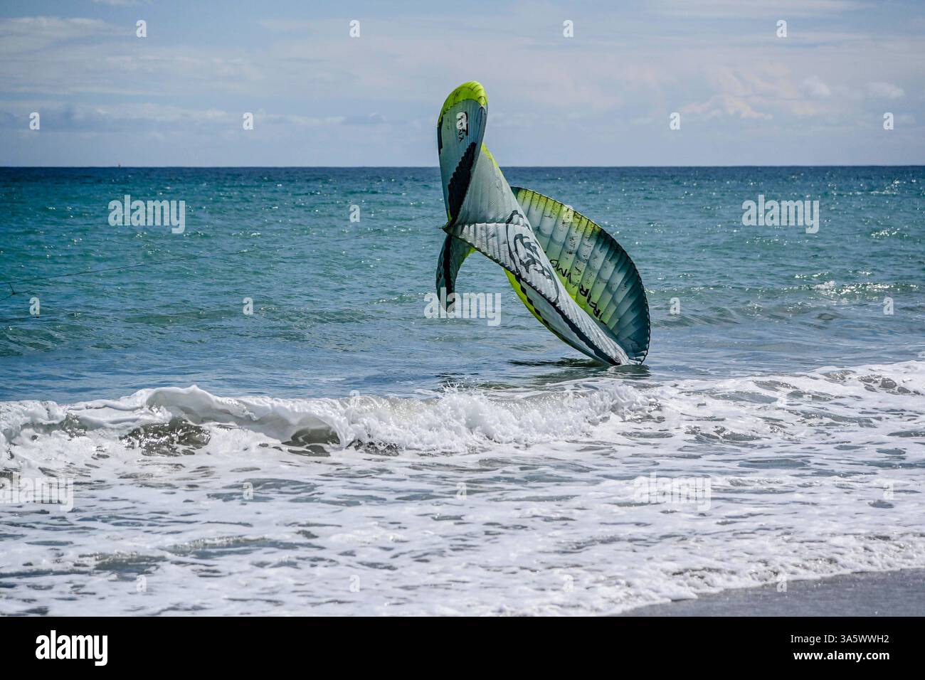 Spanien Andalusien Almeria Vera Kitesurfen gruen weisser Kit Drachen in ...