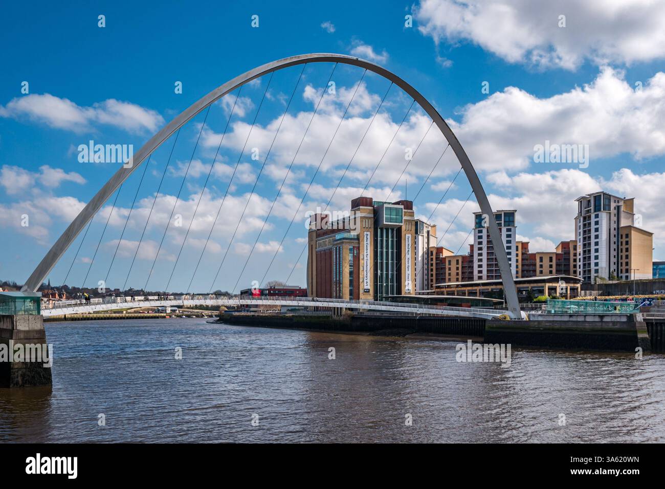 Blick auf Gateshead Millennium Bridge oder Blinking/Winking Eye Bridge ...