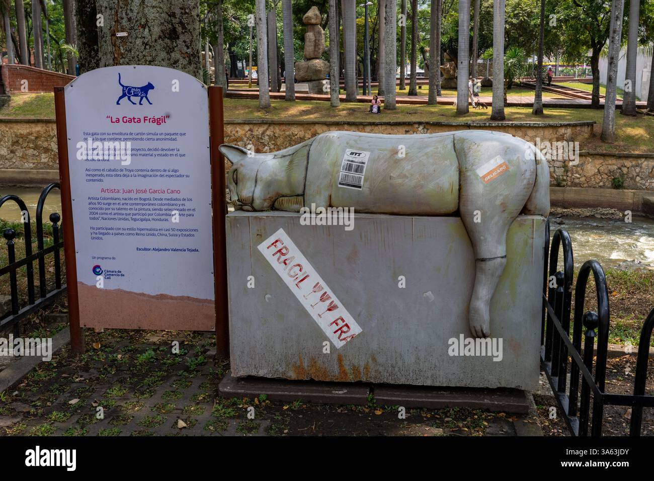 „The Fragile Cat“, eine Statue, gemalt von Juan José Garcia Cano im ...