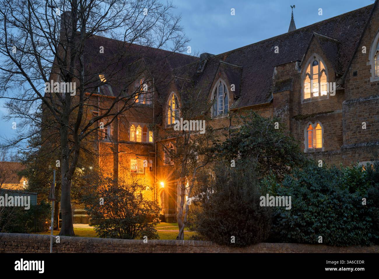 Bloxham School / All Saints' School in der Abenddämmerung. Bloxham ...