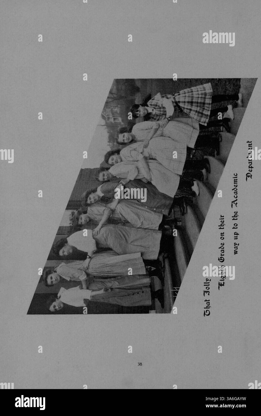 Das jahrbuch von stanley hall hält die wichtigsten schulereignisse fest ...