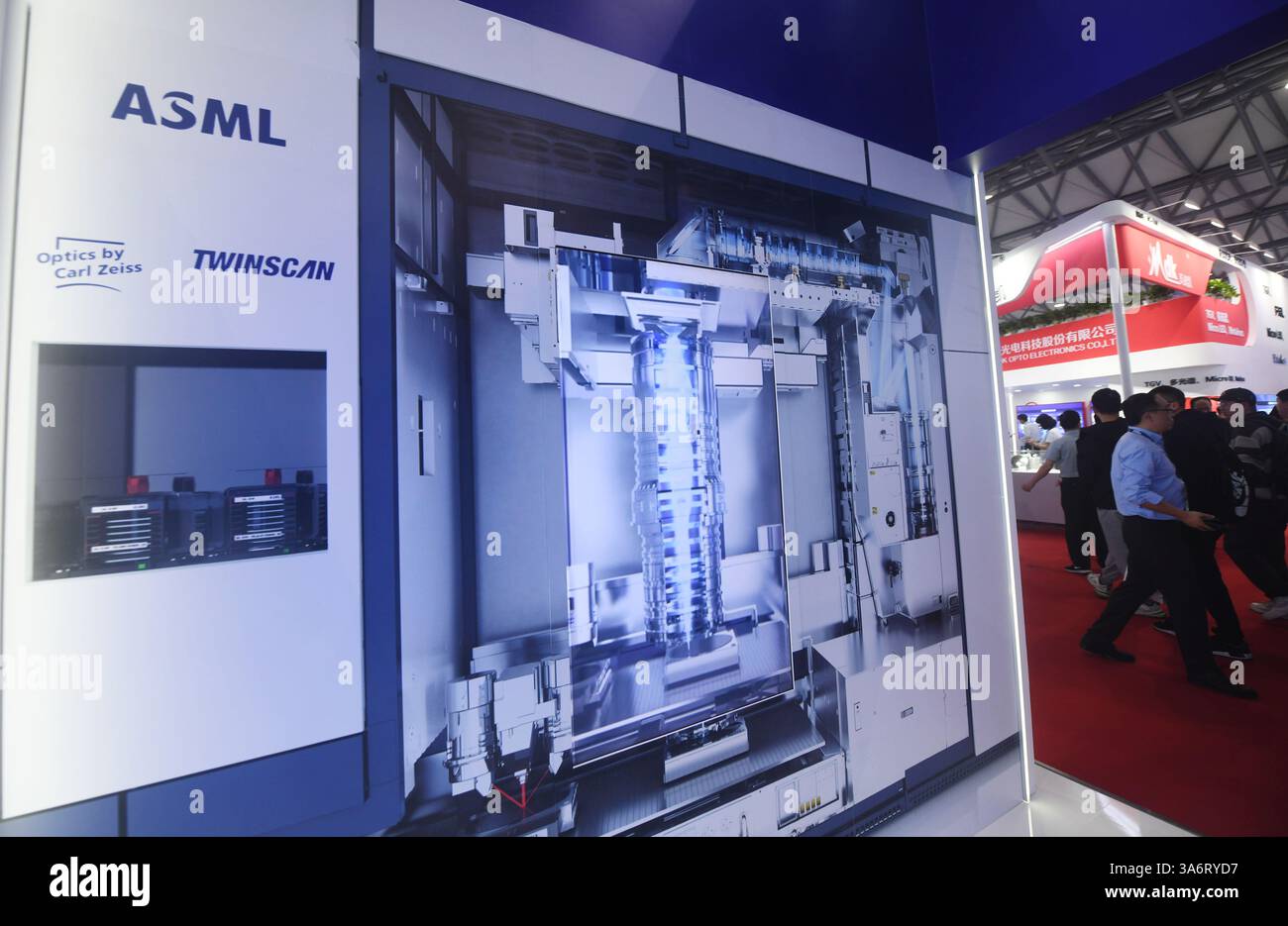 SHANGHAI, CHINA - 26. MÄRZ 2025 - Besucher besuchen die Lithografiegeräte von ASML auf der ...