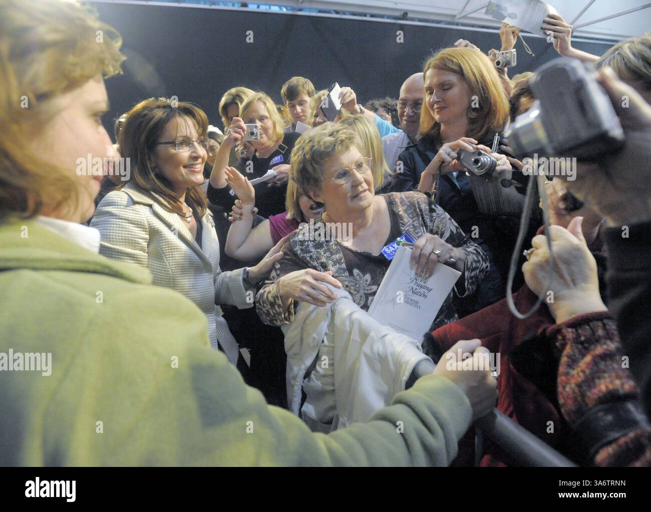 1. Dezember 2008 - Alaska-Gouverneur Sarah Palin begrüßt seine Anhänger ...