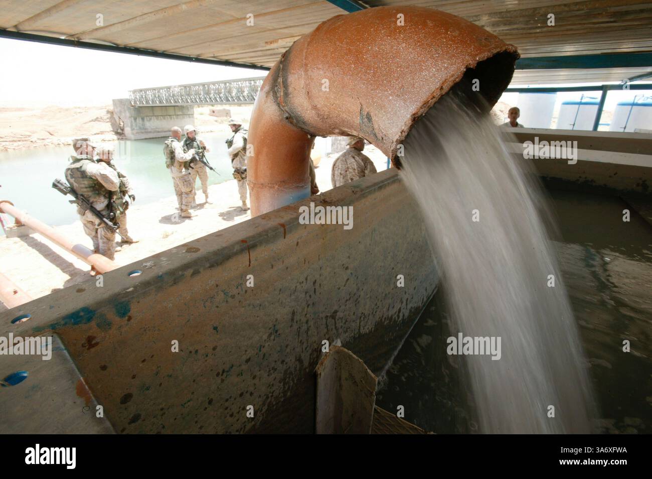 25. Juli 2004; Al Kabani, Irak; das Wasser wird am 25. Juli 2004 aus ...