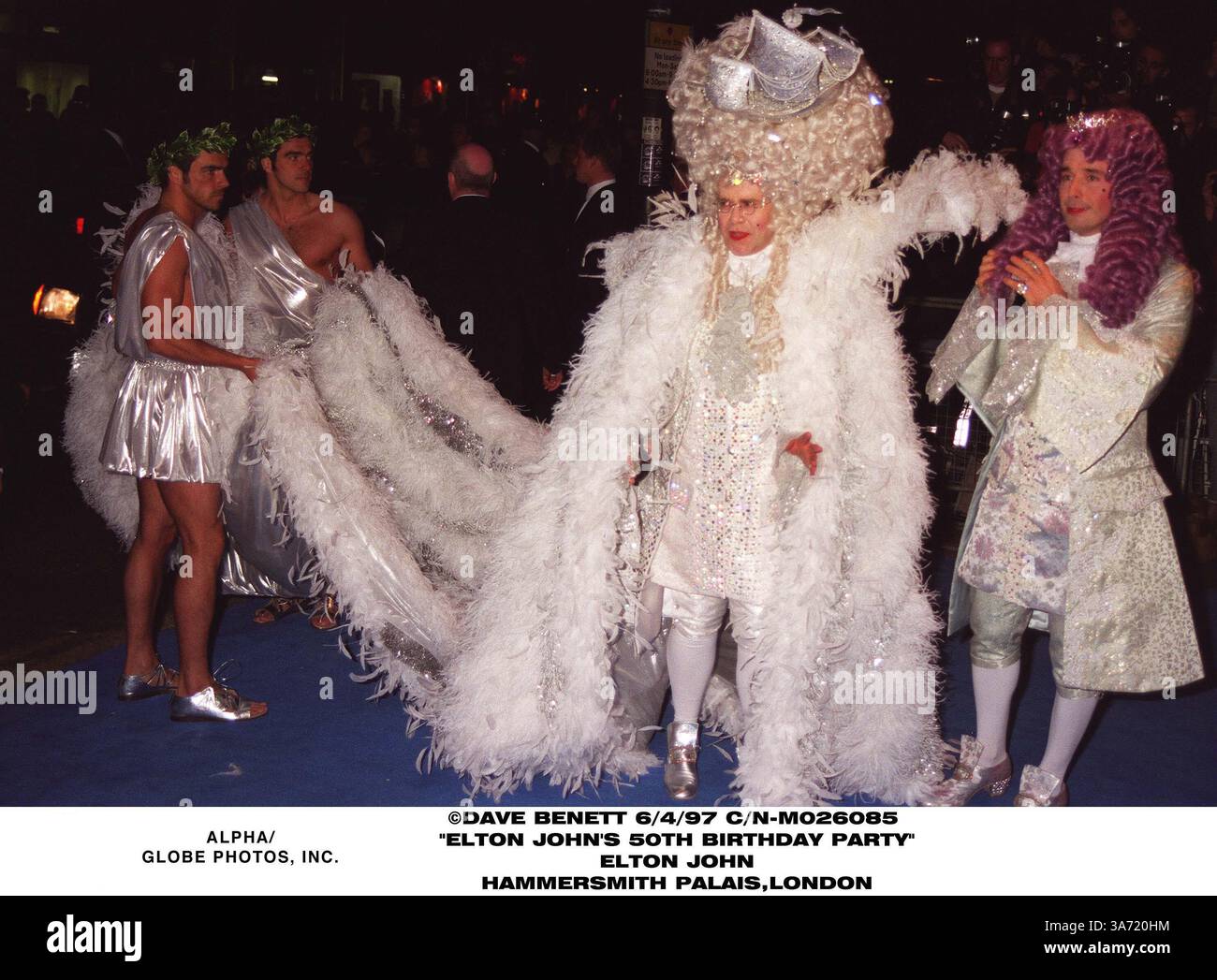 Elton john 50 geburtstag -Fotos und -Bildmaterial in hoher Auflösung ...