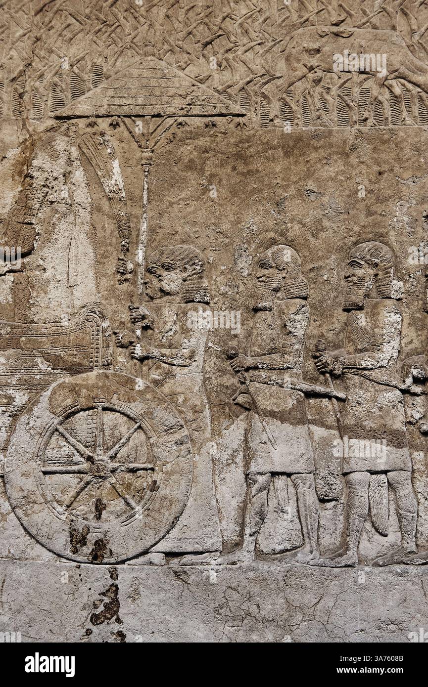 Assyrische Basreliefskulpturen zeigen assyrische Soldaten, die im ...