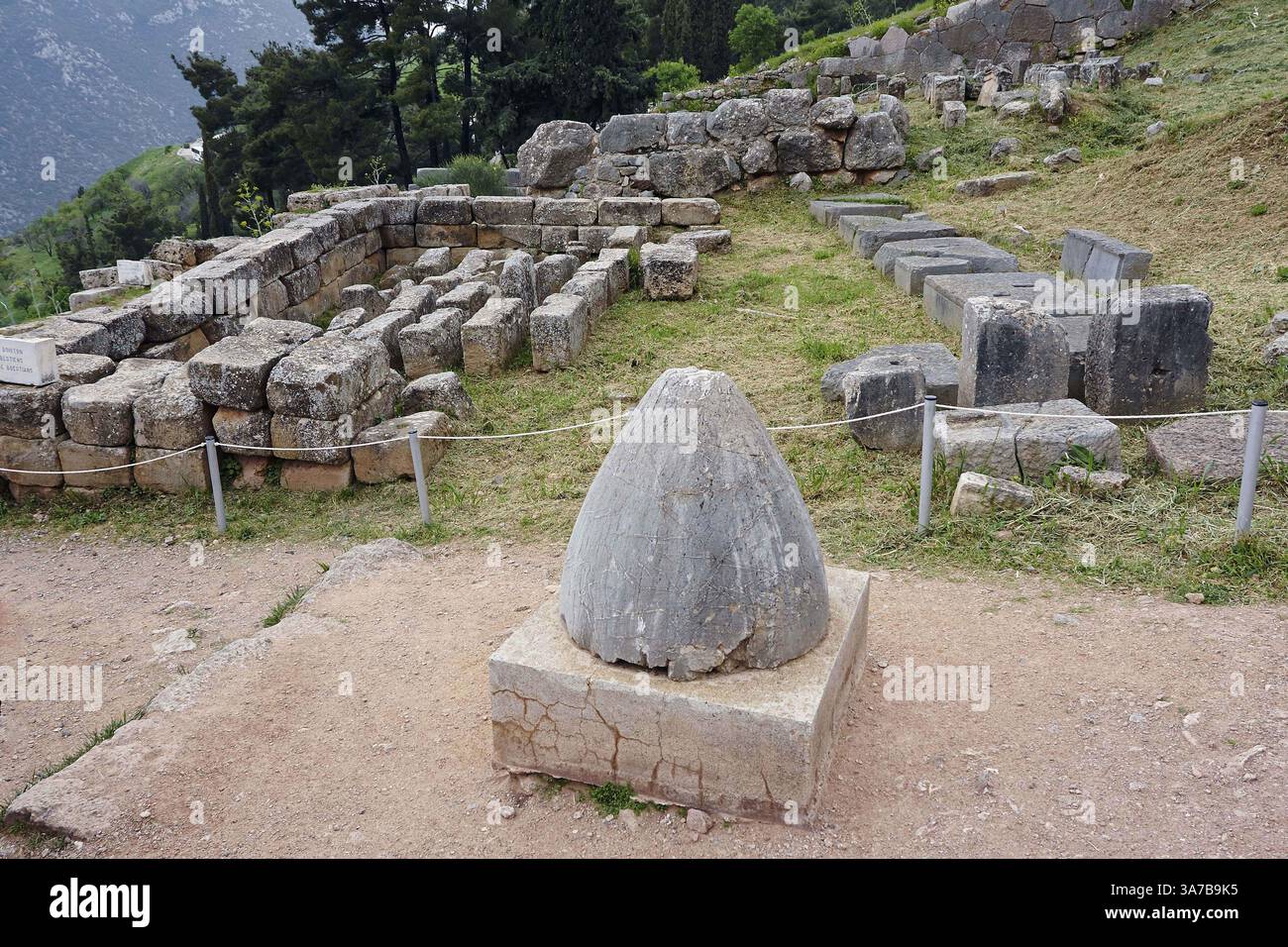 2. April 2010 - Delphi, Phocis, Griechenland - das Omphalos zeigt das ...
