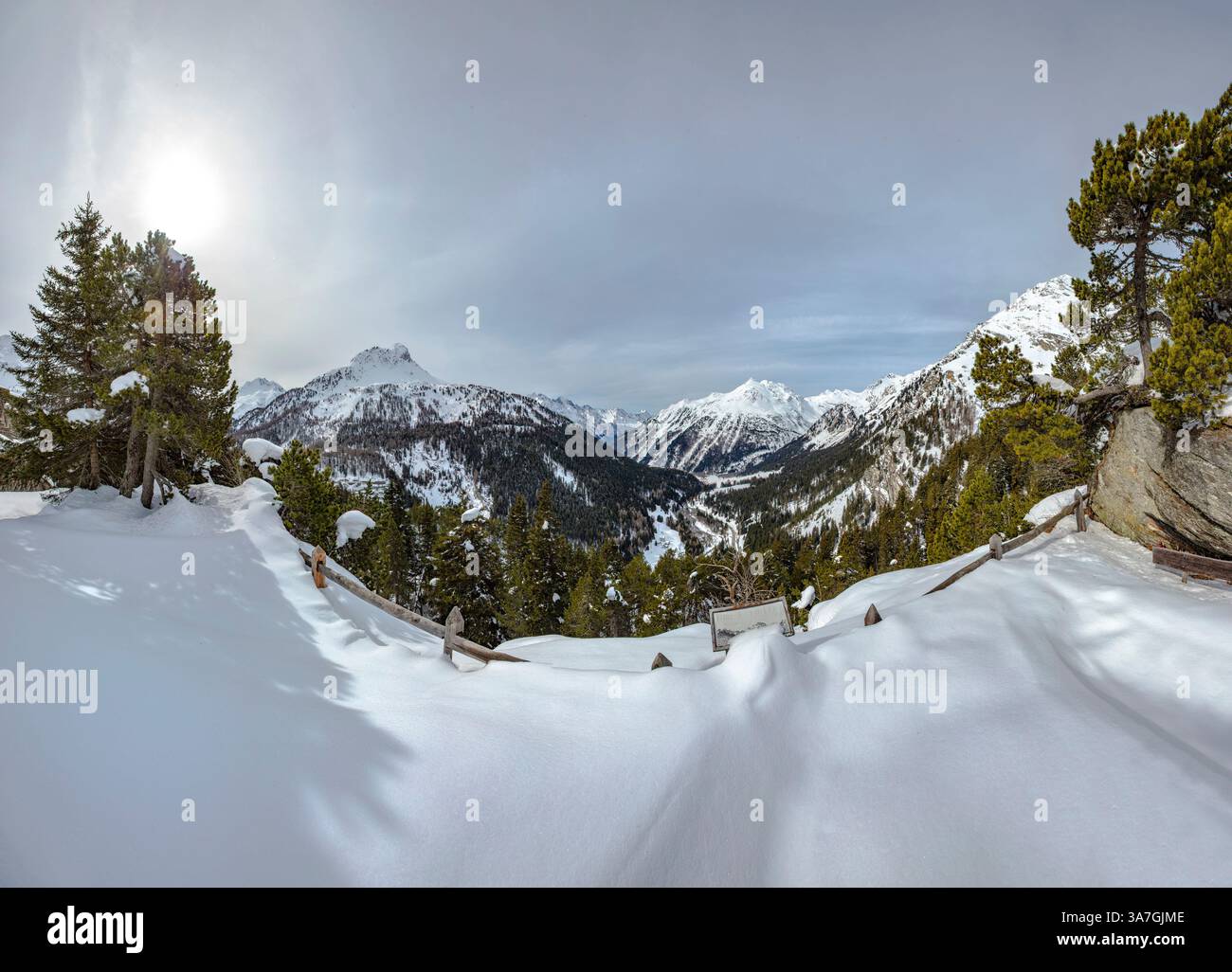 Blick vom Maloja Pass am Turm Belvedere, Maloja, Schweiz, Landschaft ...