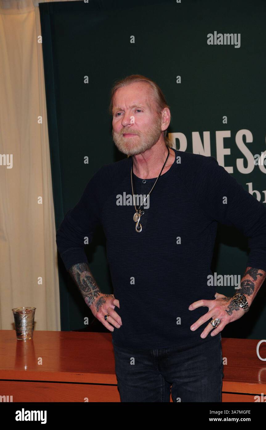 Gregg allman signiert kopien seines buches -Fotos und -Bildmaterial in ...