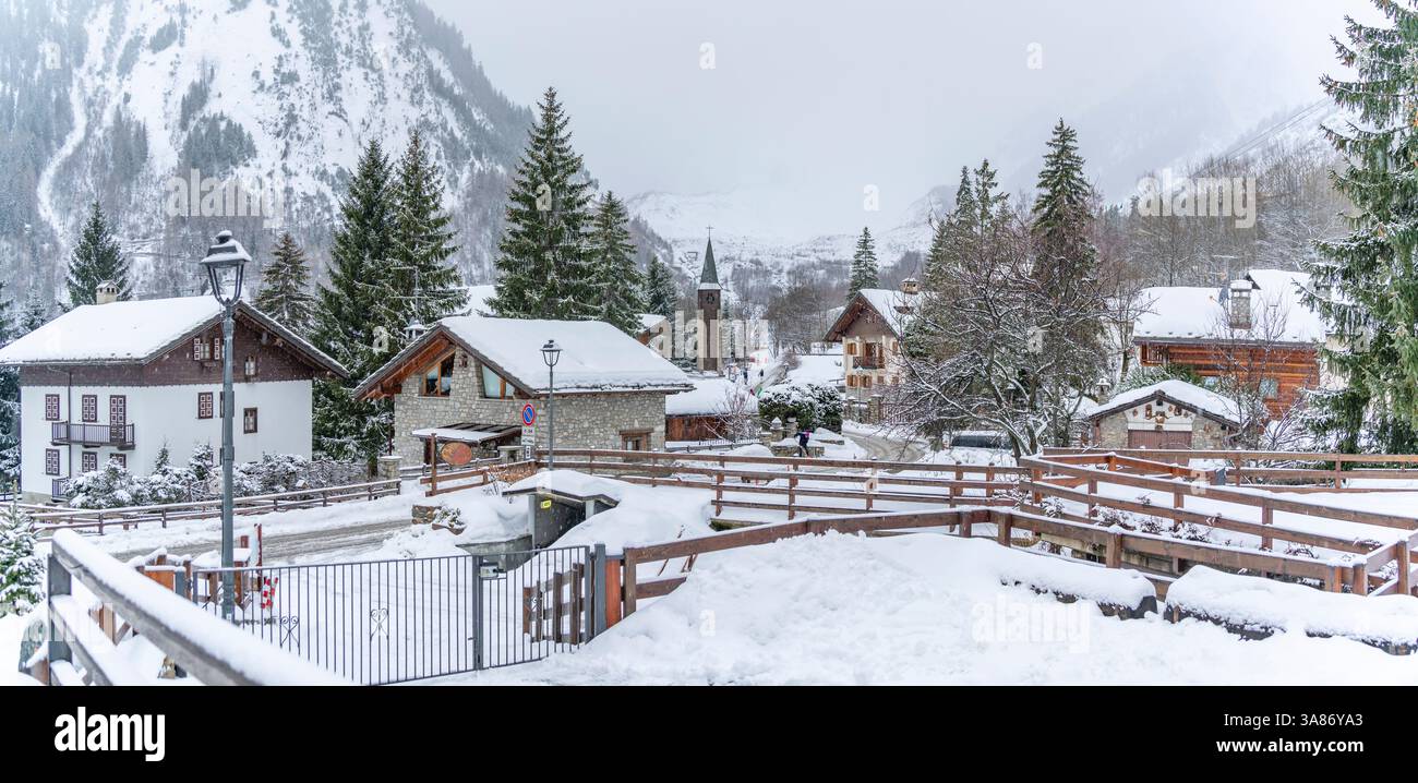 Blick auf schneebedeckte Häuser und Kirche in Entreves im Winter ...