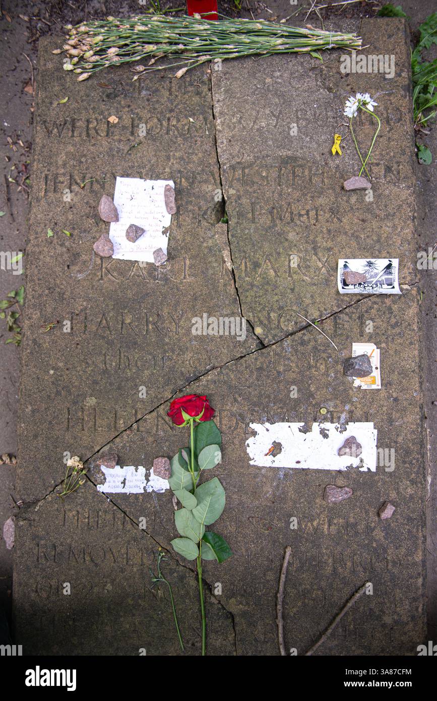 Blumen und Schmuckstücke wurden am Grab von Karl Marx auf dem Highgate ...