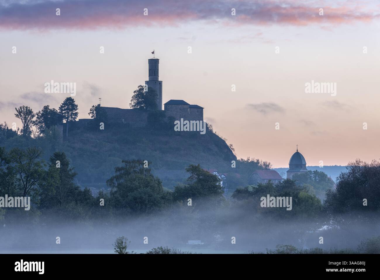 Blick auf Felsberg mit der Felsburg über dem Nebel im Edertal, Felsberg ...