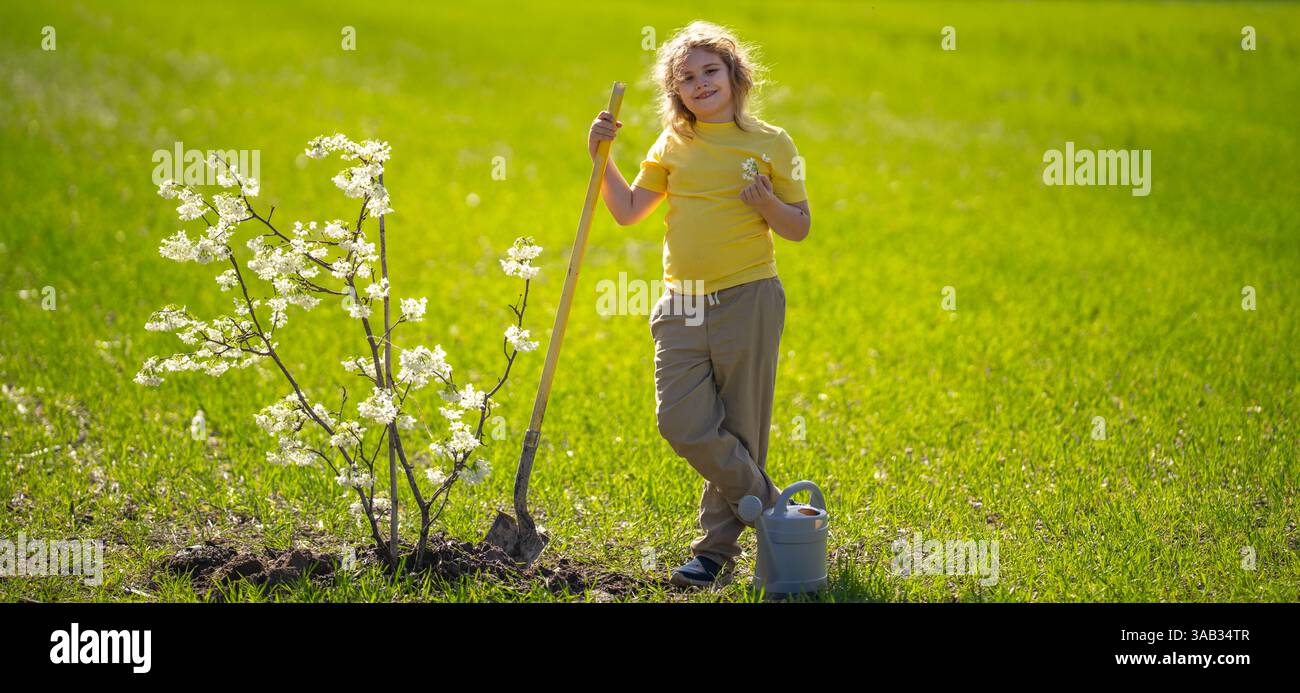 Junge pflanzt einen Baum im Garten. Kind gräbt Erde mit Schaufel und ...