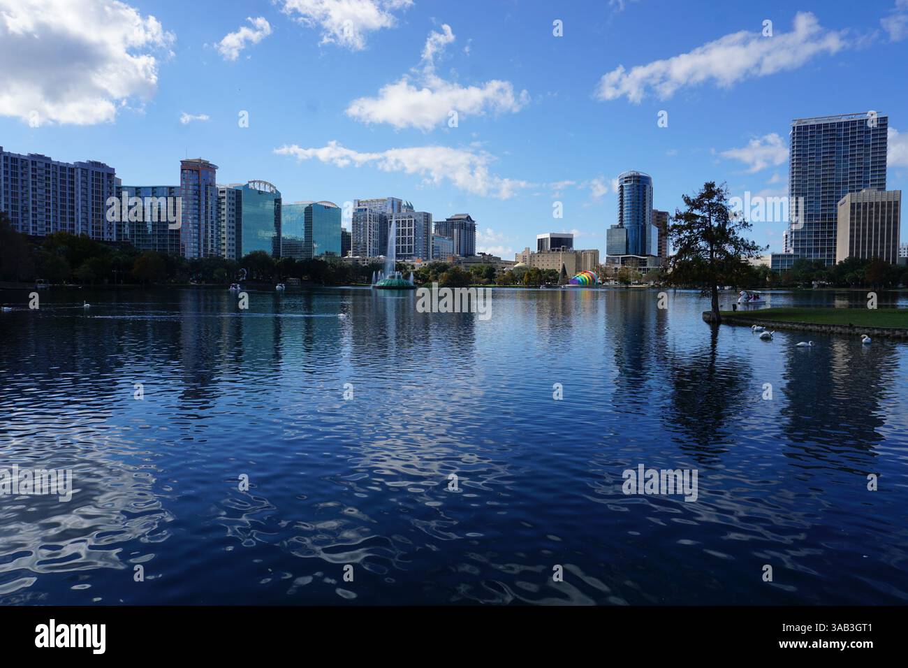 Panoramablick auf den Lake Eola Park mit dem berühmten Wasserbrunnen ...