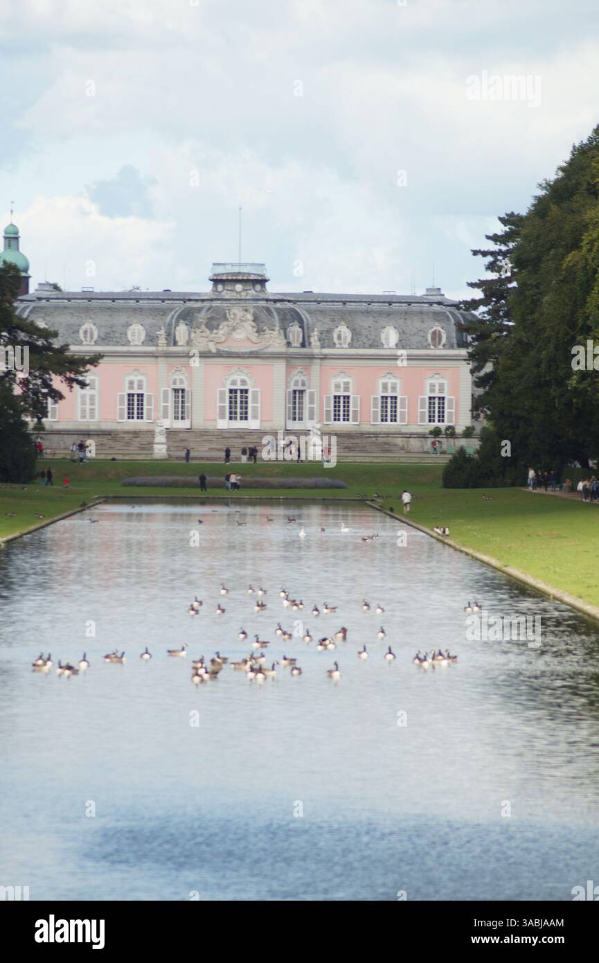 Schloss benrath mit schlossteich und schlosspark -Fotos und ...